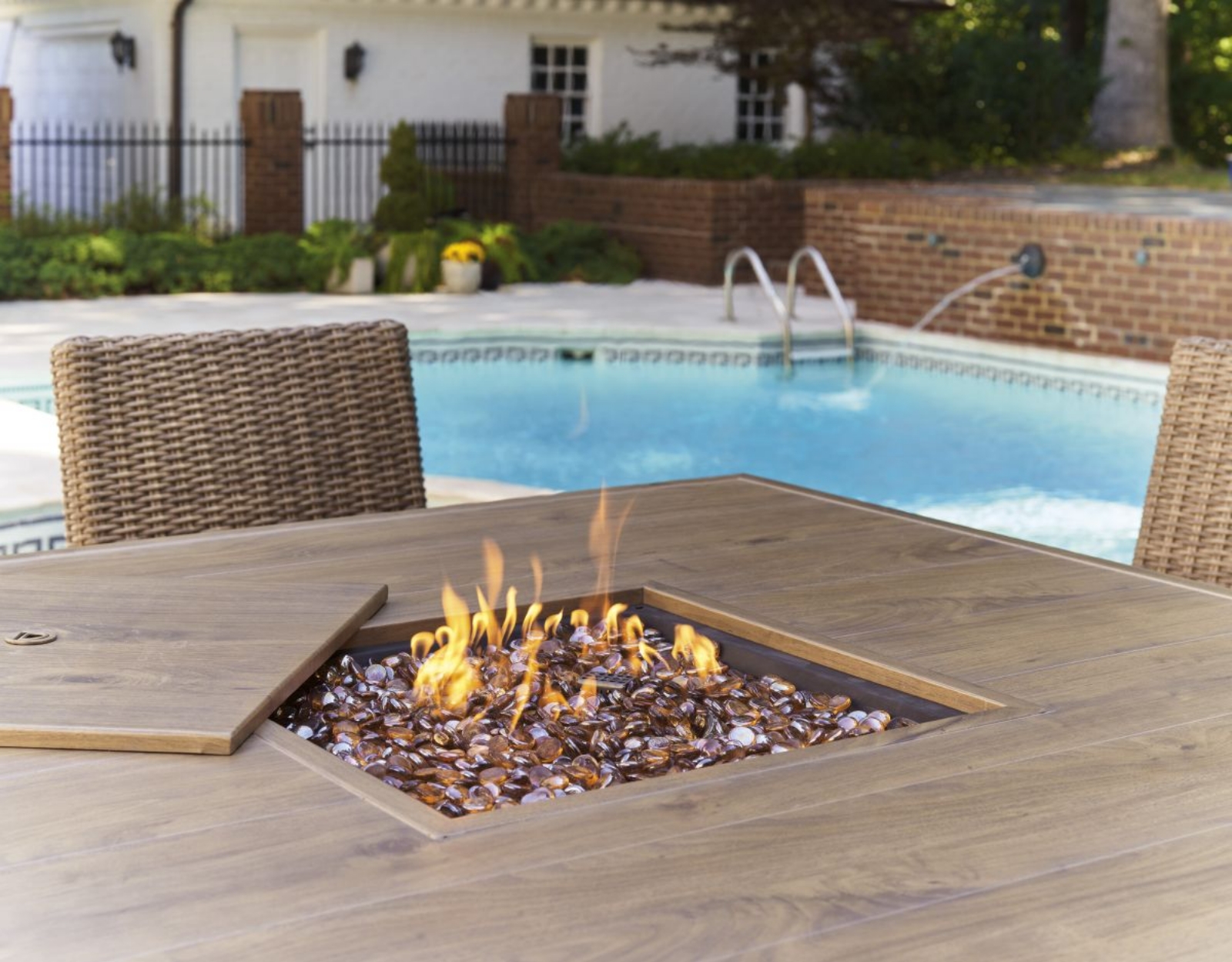 Walton Bridge Outdoor Fire Pit & 4 Stools
